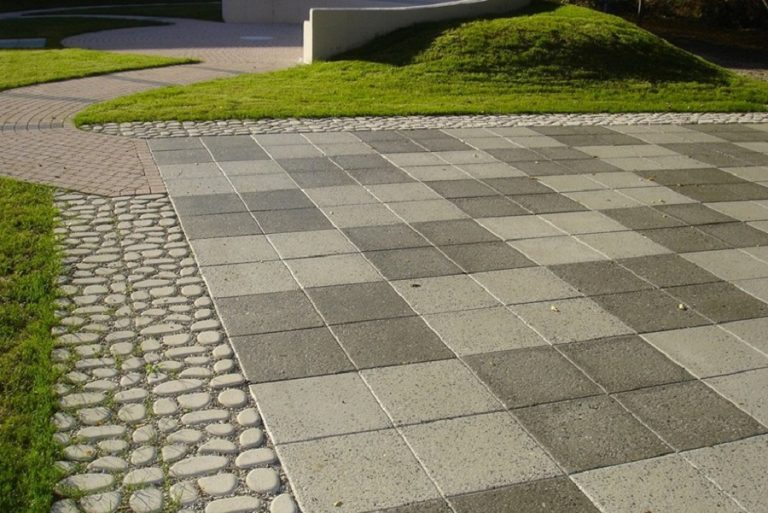 Desain paving ini terlihat seperti papan mainan dengan selang-seling ...