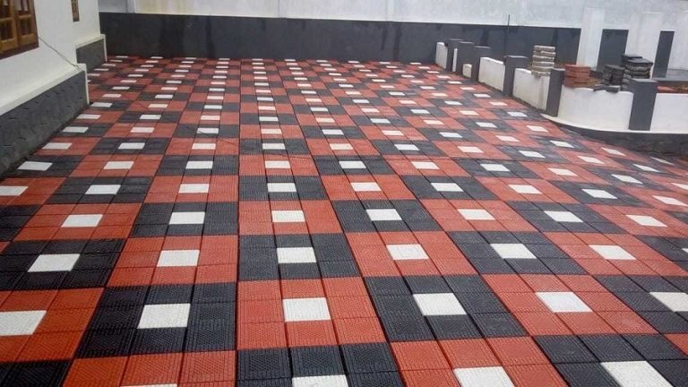 Halaman rumah bisa kamu pasangi paving block kotak-kotak kecil yang ...