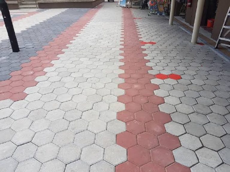 Paving ini berbentuk hexagonal dengan enam sisi yang sama. Modal paving ...