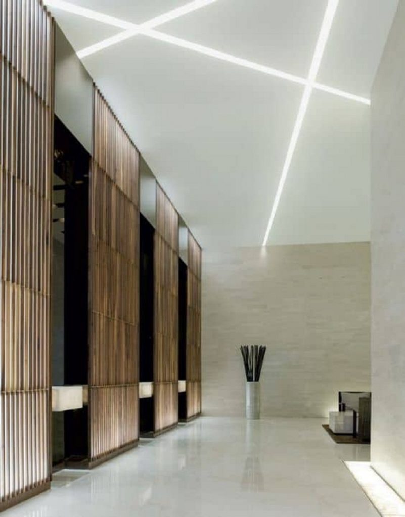 Dengan desain tidak beraturan, model plafon ini menciptakan kesan ...