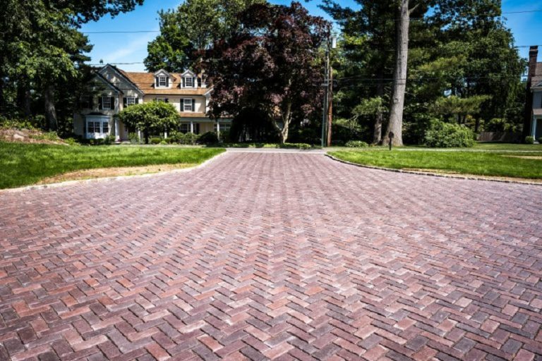 Paving block pola chevron ini tersusun dengan sangat rapi di halaman ...