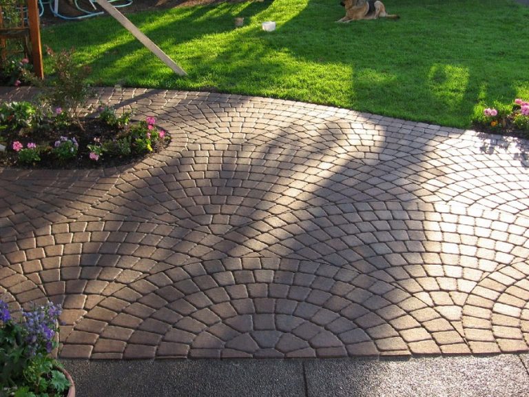 Paving block ini terlihat seperti kipas tangan lipat yang dibuka ...