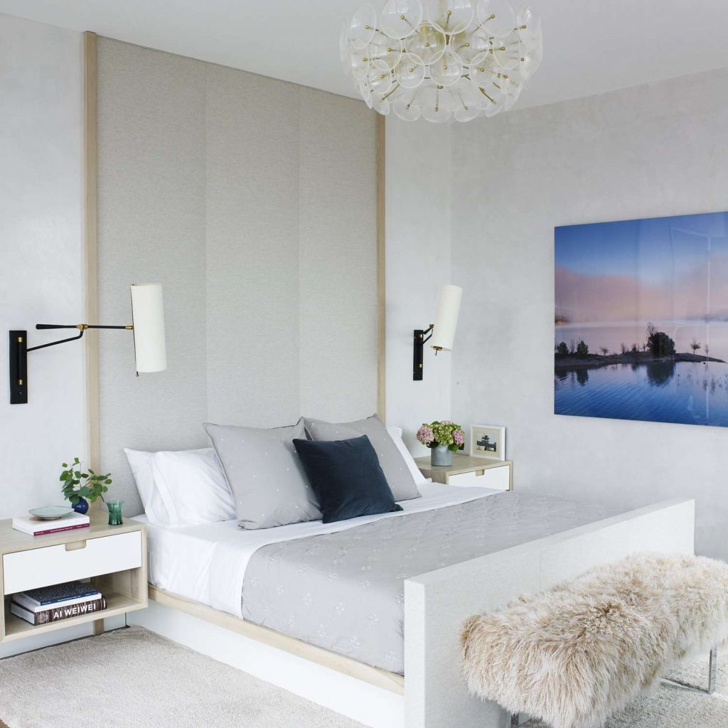 Bagi kamu yang ingin menonjolkan dekorasi kamar tidur mewah, maka bisa ...