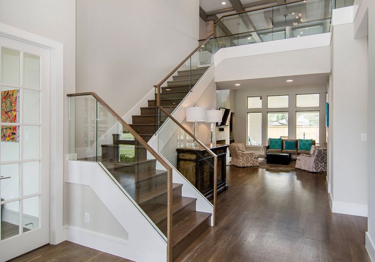 Dewasa ini, banyak rumah yang menggunakan bahan kaca yang transparan ...