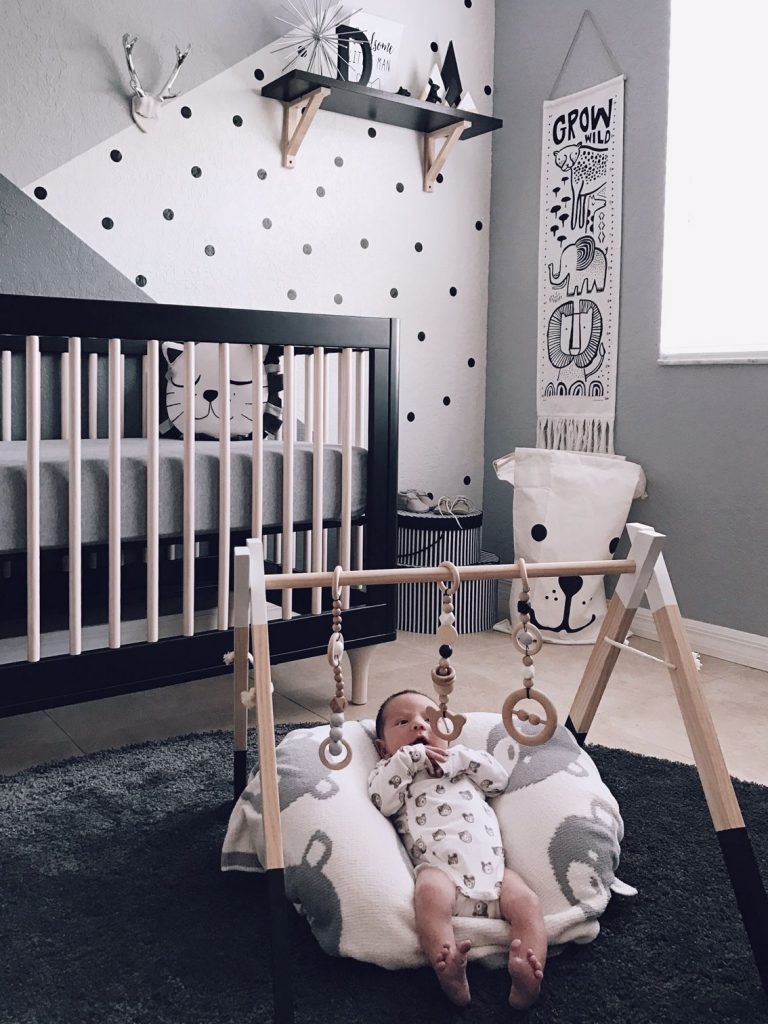 Warna yang dominan pada kamar anak bayi laki-laki ini adalah hitam ...