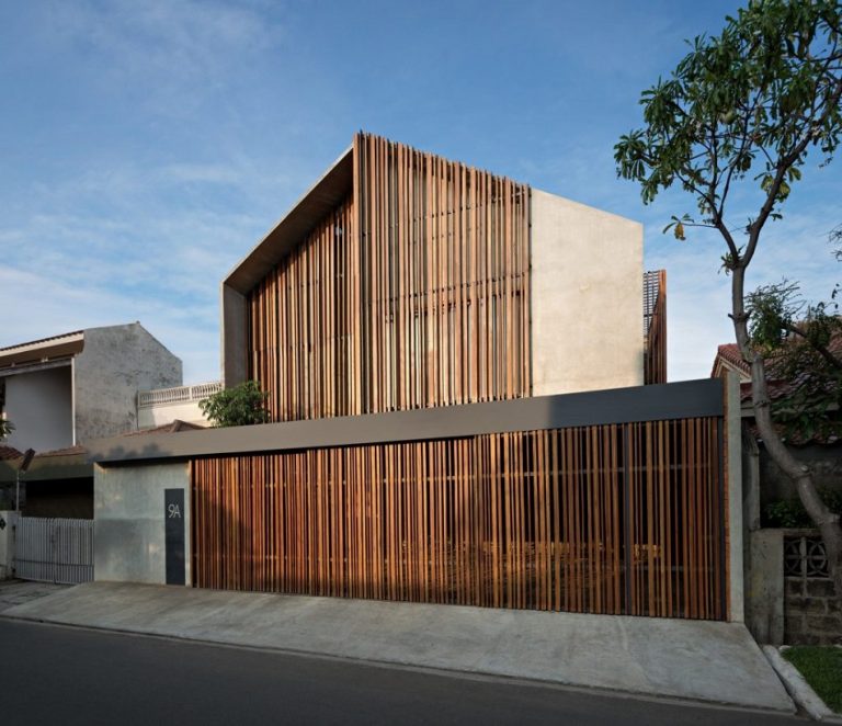 Material kayu dapat dimanfaatkan untuk membangun rumah dengan tampilan ...