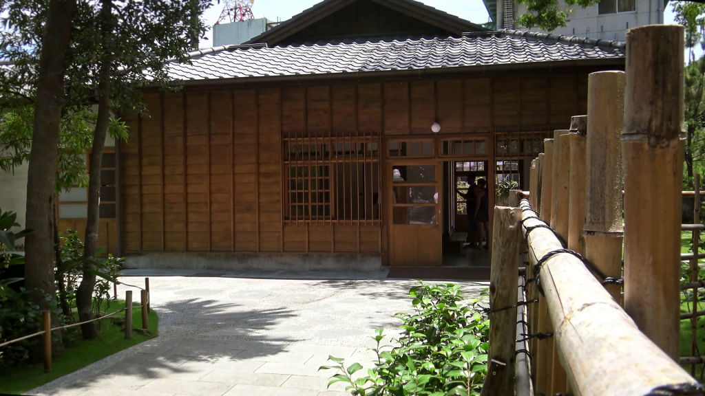 Hampir seluruh bagian rumah ini menggunakan bahan bambu, berwarna ...