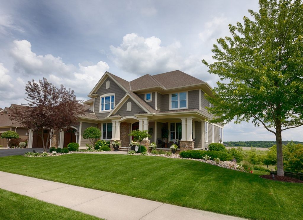 Bagian depan rumah ini tidak dipasang pagar, halamannya pun hanya ...