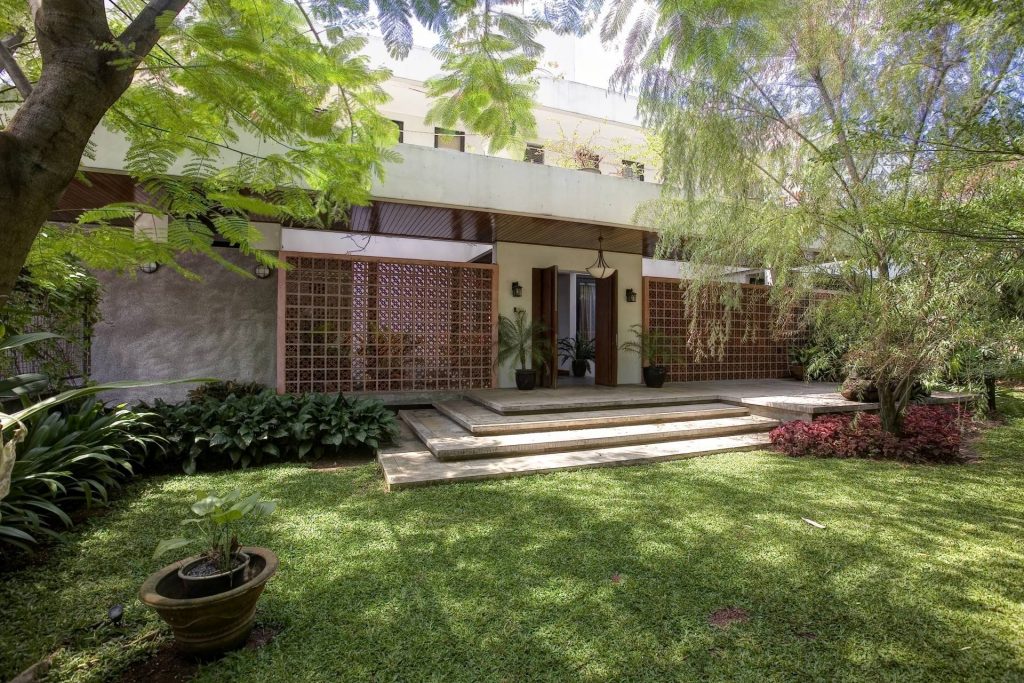 Konsep dari halaman depan rumah ini minimalis sederhana. Sama seperti ...