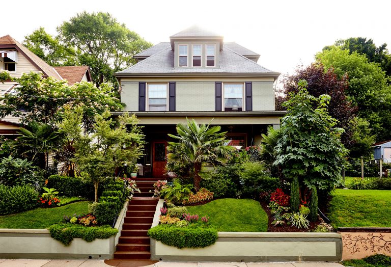 Ada beragam jenis tanaman dan pepohonan di halaman depan rumah modern ini.