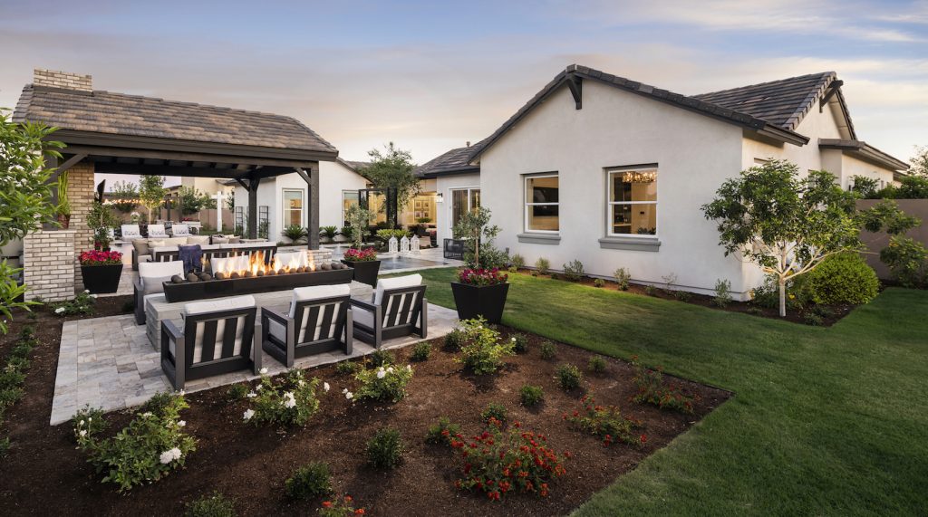 Halaman belakang yang sangat luas ini bisa didesain sedemikian rupa ...