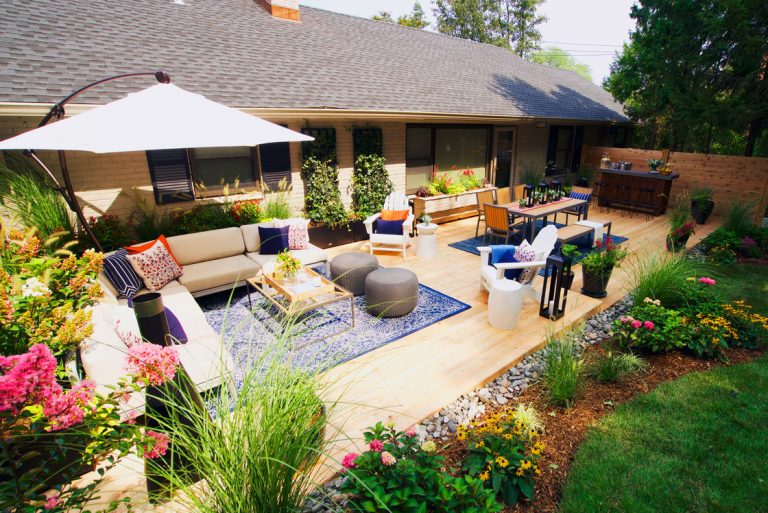 Keunikan dari halaman belakang rumah ini, terlihat dari tiga ruangan ...