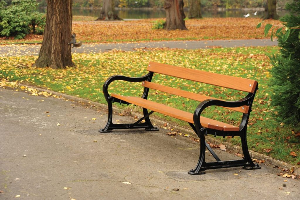 Kursi ini didesain dengan model klasik dengan gaya victorian. Desain ...