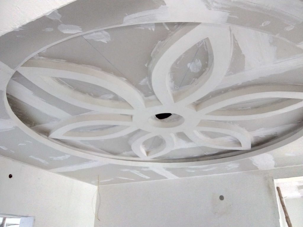 Plafon dengan bentuk bunga berukuran besar juga akan menambah meriah ...