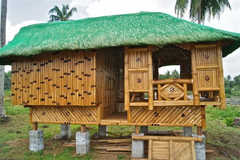 Rumah ini menggunakan material bahan bambu, yang bagian atapnya ...