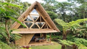 Rumah berbahan bambu yang satu ini terdiri dari dua lantai, di bagian ...