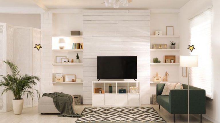 Ruang TV biasanya menjadi tempat favorit untuk berkumpul santai bersama ...