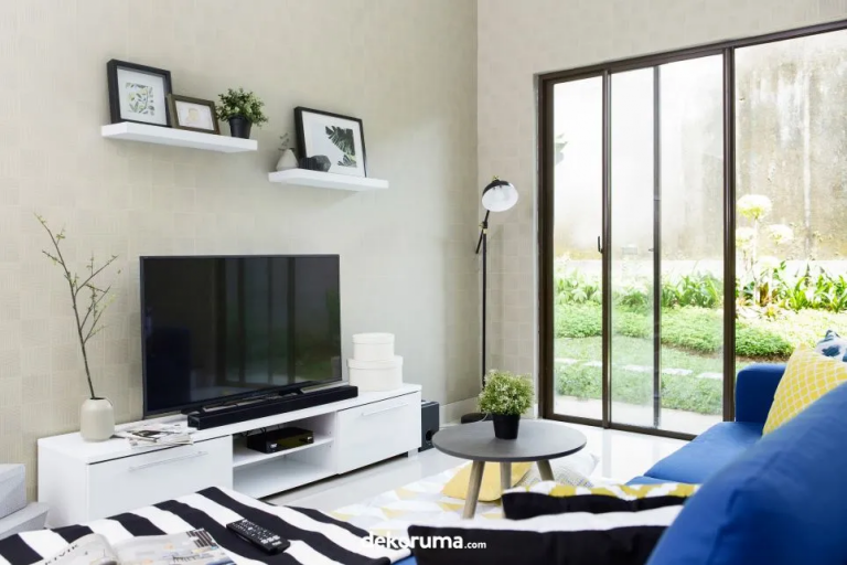 Di ruangan yang tidak terlalu luas seperti ruang TV, konsep space-saving dibutuhkan supaya tetap ...